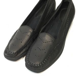Softspots | Shoes | Softspots Black Pierced Leather Loafer Moc Narrow ...